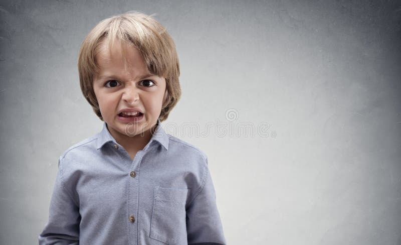 Boze en verdrietige jongen stock foto. Image of tegenspoed - 68377180