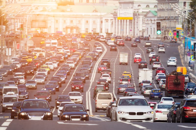 Mehrspurige Allee Mit Autos Stockbild - Bild von stunde, moskau: 88177265