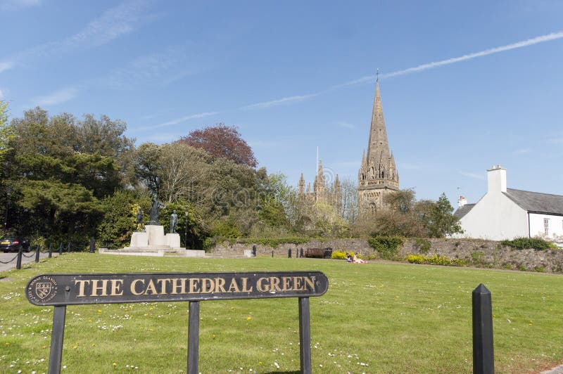 L'espace Vert Devant La Cathédrale De Llandaff, Pays De Galles, Royaume ...