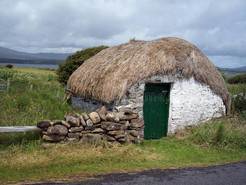 Vertente Thatched, Donegal, Ireland Foto de Stock - Imagem de flor ...