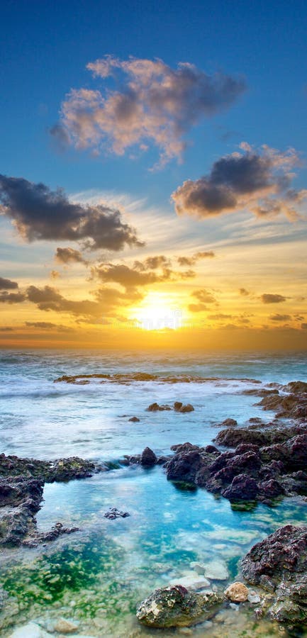 Verticaal landschap stock afbeelding. Image of kleurrijk - 24983477