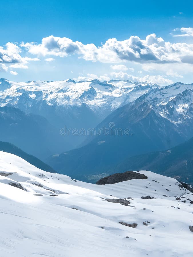 Verticaal Landschap Van Hoge Alpiene Pieken Stock Afbeelding - Image of ...
