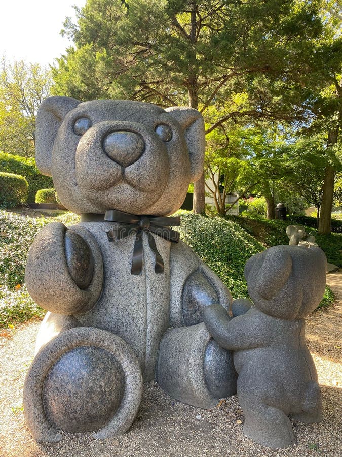 Vertical of Big and Small Teddy Bear Statues in Lakeside Park in Texas ...