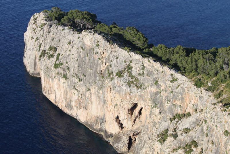 Vertical cliff on the sea stock image. Image of color - 25581645