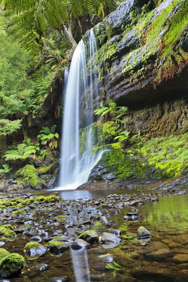 Dos cascadas, verticales foto de archivo. Imagen de movimiento - 758760