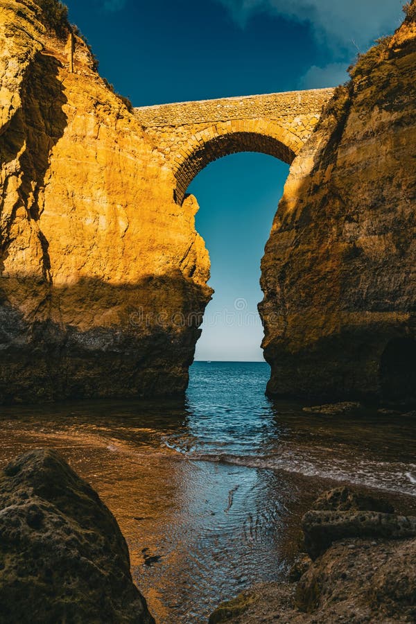 Vertical De Un Puente Que Conecta Dos Rocas. Imagen de archivo - Imagen ...