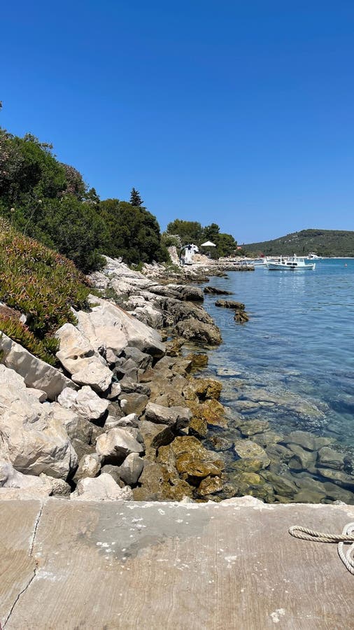 Vertical De Una Costa Rocosa Con Un Barco Estacionado Fotografía ...
