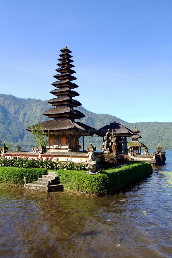 Templo Hermoso Del Hinduism Del Lago, Bali, Indonesia Imagen de archivo ...