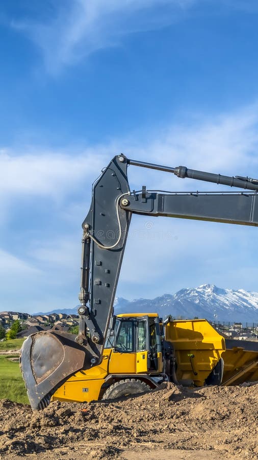 Vertical Frame Excavator with Metal Arm and Bucket and Continuous ...