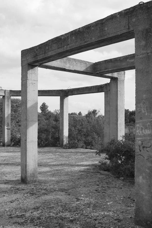 Vertical Greyscale Shot of Concrete Columns in a Construction Site ...