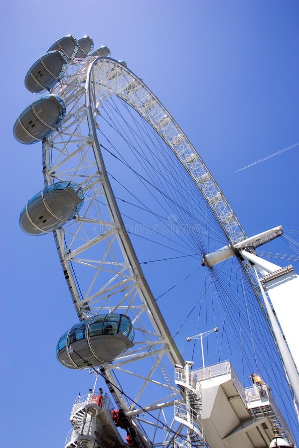 Vertical Low-angle Shot of the London Eye Against the Background of the ...