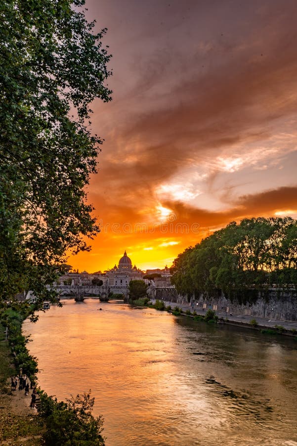 Vertical Panoramic View of the Dome of the Basilic of Saint Peter in ...
