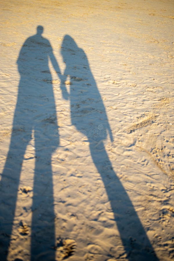Shadow Couple Holding Hands Stock Illustrations – 240 Shadow Couple ...