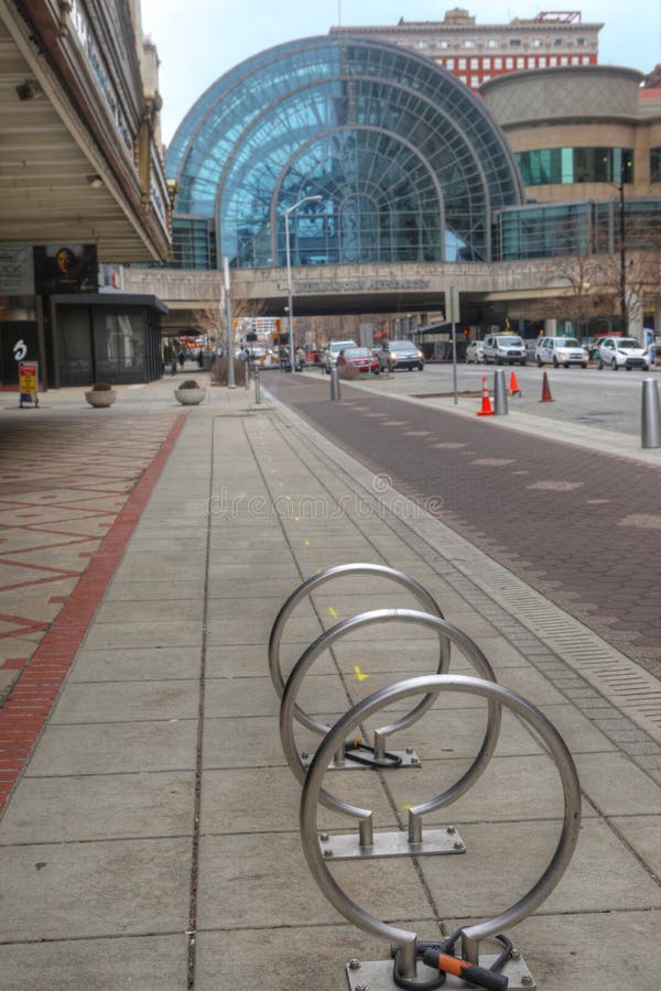 Vertical View of Artsgarden Building in Indianapolis, Indiana Editorial ...
