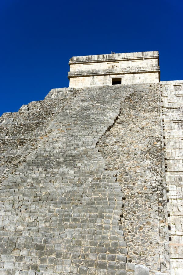 Pyramid of Chichen Itza at Night Stock Image - Image of monument, ruins ...