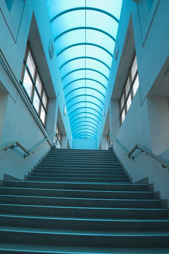 Scala blu verticale immagine stock. Immagine di interno - 22219375