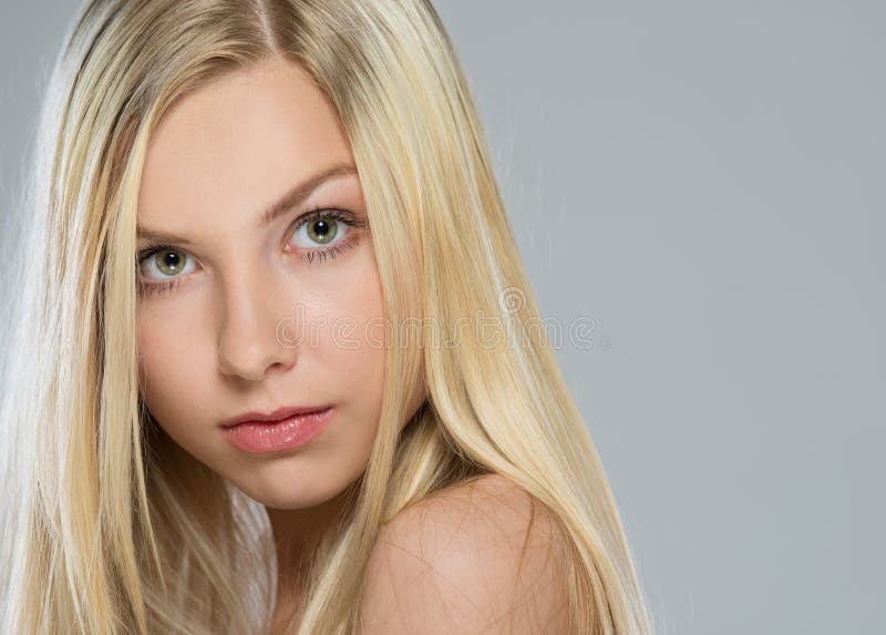 Verticale Dadolescente De Cheveu Blond Image Stock Image Du Pureté