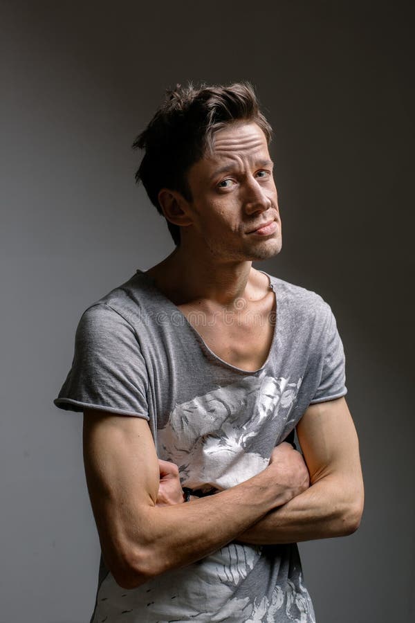 Jeune Homme Maigre Posant La Mode, Corps Mince Image stock - Image du ...