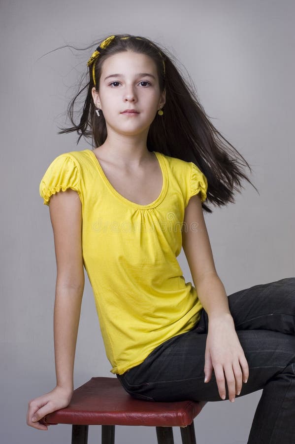 Fille Onze Ans Sur La Plage Photo stock - Image du cheveu, enfant: 83624820