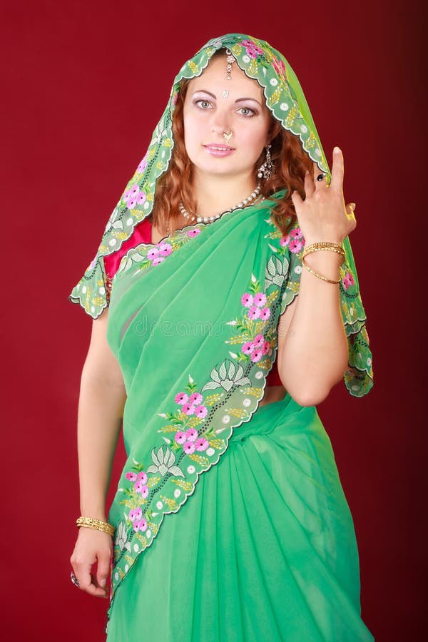 Belle Fille Dans Le Sari Indien Traditionnel Image stock - Image du ...