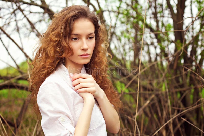 Verticale D'une Belle Fille Rousse Photo stock - Image du fille, fleur ...