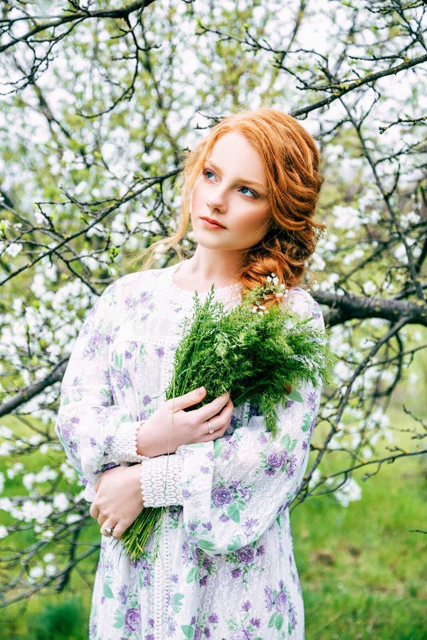 Portrait De Deux Belles Filles Rousses Photo stock - Image du européen ...