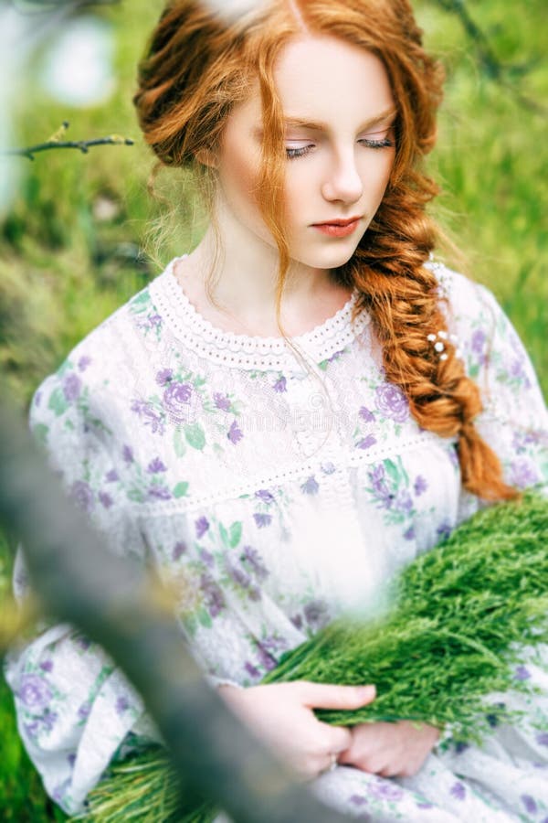 Portrait De Deux Belles Filles Rousses Photo stock - Image du européen ...