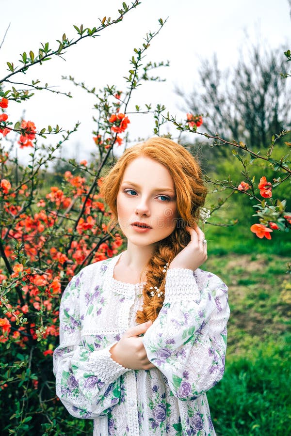 Portrait De Deux Belles Filles Rousses Photo stock - Image du européen ...