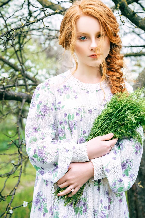 Portrait De Deux Belles Filles Rousses Photo stock - Image du européen ...
