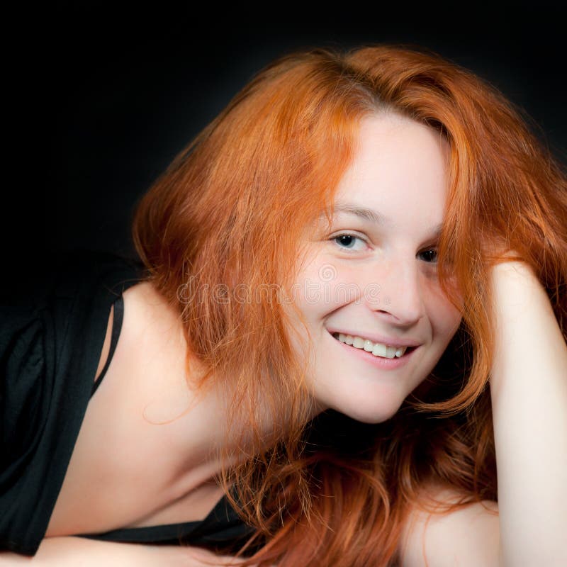 Verticale D'une Jeune Belle Femme Rousse Image stock - Image du émotion ...