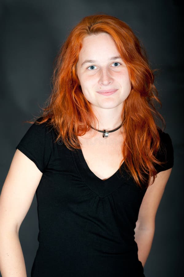 Verticale D'une Jeune Belle Femme Rousse Image stock - Image du drôle ...