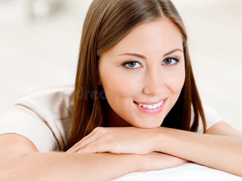 Verticale De Belle Femme De Sourire Image stock - Image du beau ...