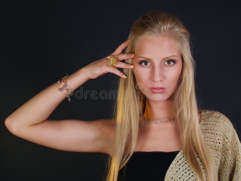 Verticale De Belle Fille Avec Le Long Cheveu Image Stock Image Du