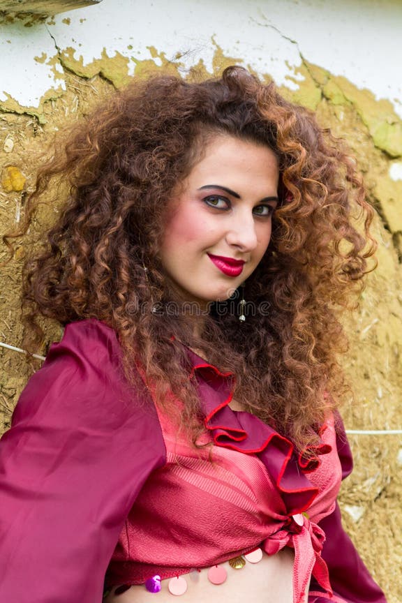 Verticale De Belle Fille Gitane Image stock - Image du dame, élégance: 20967009