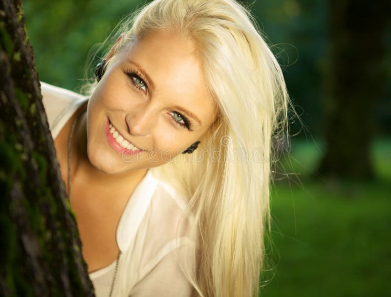 Femme Blonde Mignonne Photo Stock Image Du Lierre Cheveu 5283332