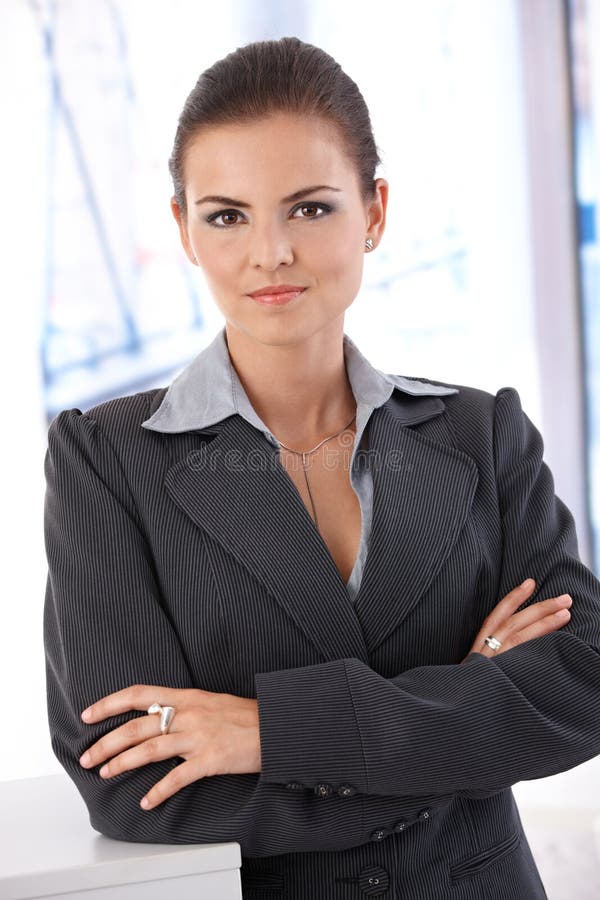 Jeune Femme En Tant Que Consultante En Affaires Confiante Image stock ...