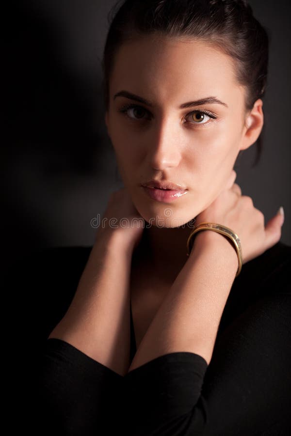 Verticale De Fille Attirante De Brunette Au Dessus De Gris Image Stock