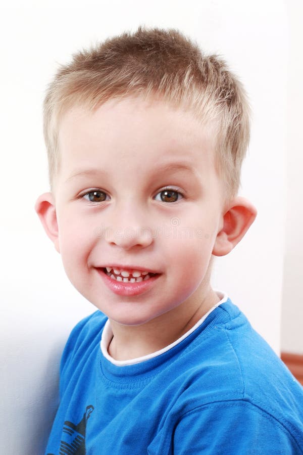 Visage Drôle D'enfant Petit Garçon Beau De Sourire Image stock - Image ...