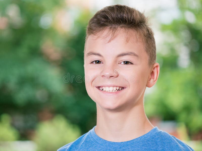 Garçon âgé beau de 12 ans photo stock. Image du enfant - 8151622