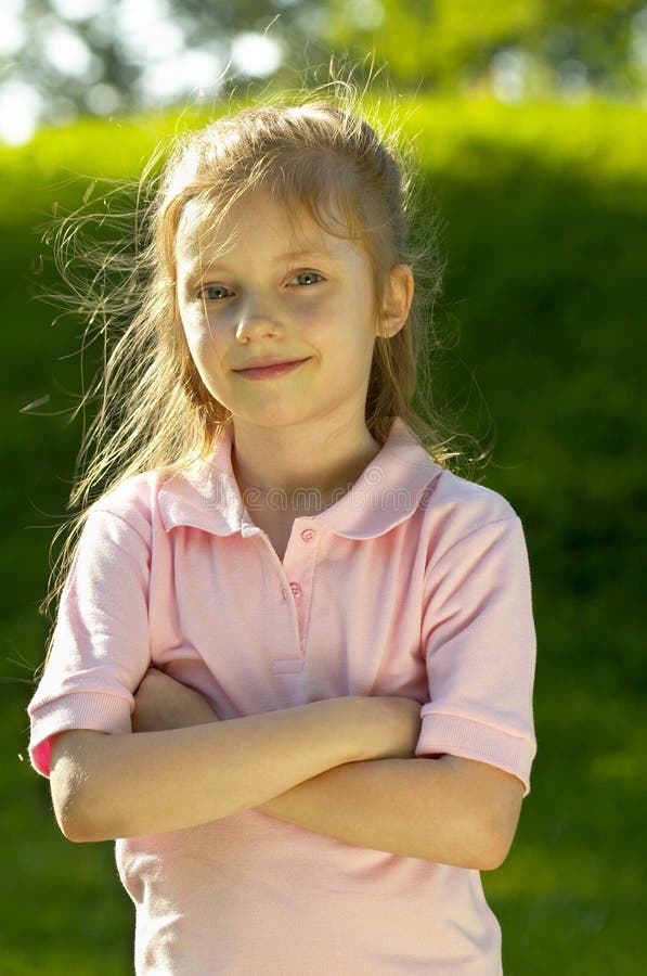 Jeunes de sourire de fille photo stock. Image du femelle - 9035308