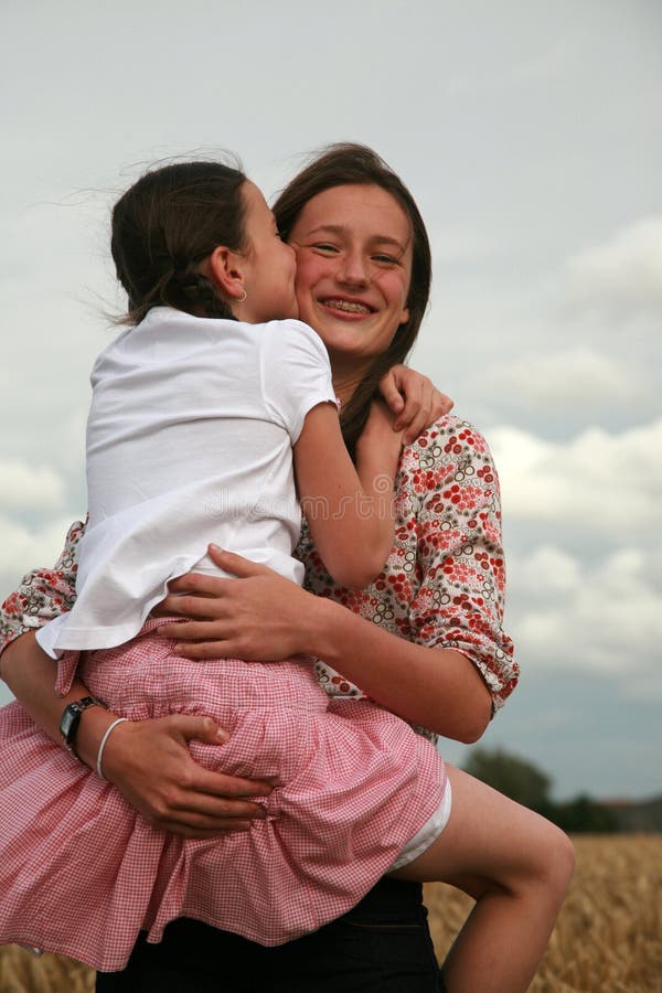 Verticale de jeunes filles image stock. Image du amour - 10871709