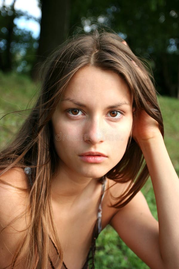 Verticale de la fille image stock. Image du regard, nature - 194939