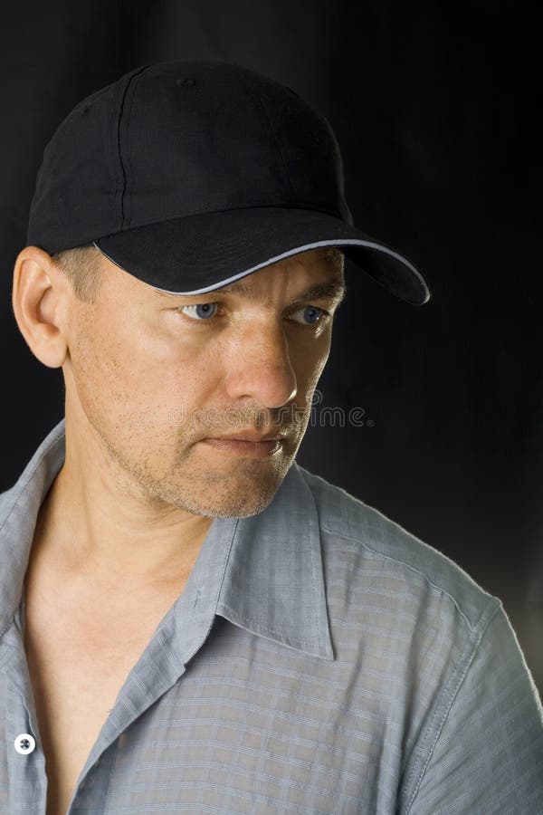 Verticale De La Personne Dans Un Capuchon Photo stock - Image du hommes ...