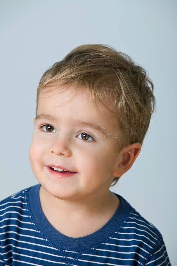 Petit garçon adorable photo stock. Image du fermer, précours - 46708184