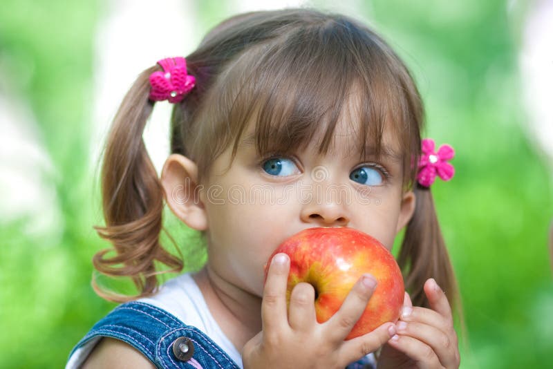 Le Petit Enfant Mange La Pomme Rouge Image stock - Image du nourriture ... Le Petit Enfant Mange La Pomme Rouge Image stock - Image du nourriture ...