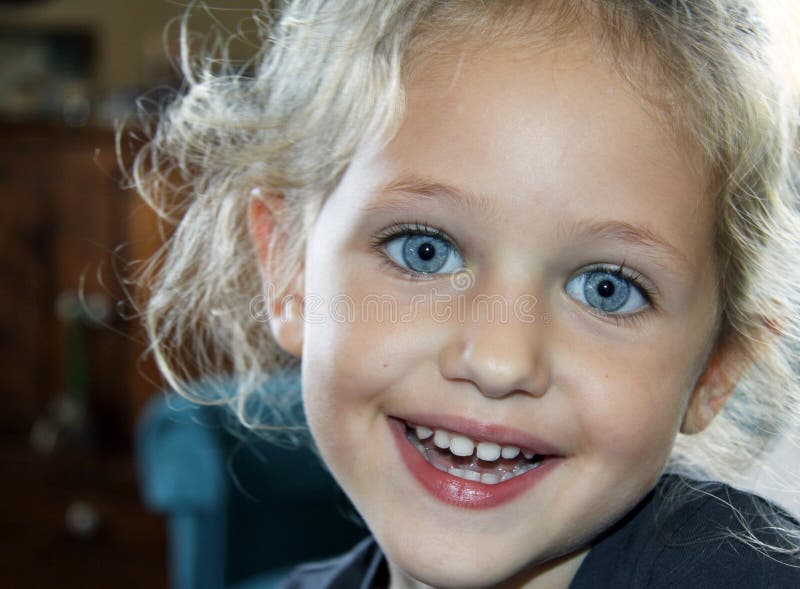 Verticale De Sourire D'enfant Photo stock - Image du joie, caucasien ...