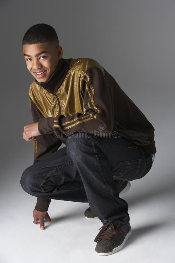 Verticale De Studio D'adolescent à La Mode Rectifié Image stock - Image ...