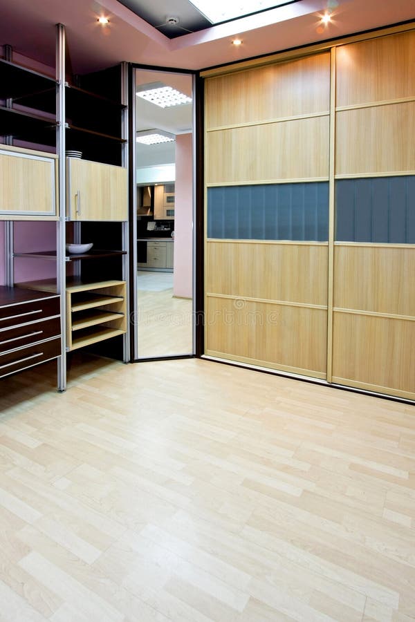 Verticale del Wardroom fotografia stock. Immagine di legno - 5700602