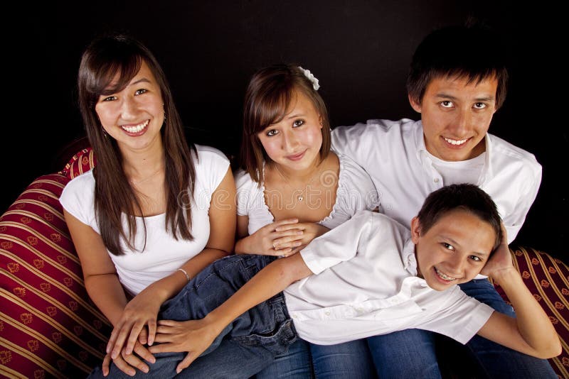Verticale Multiculturelle De Famille Photo stock - Image du femmes ...