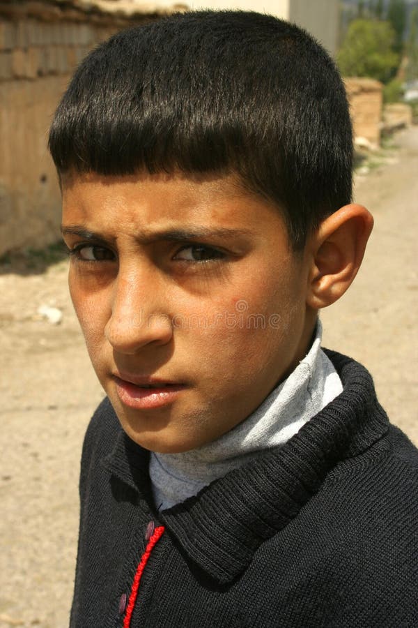 Verticales d'un garçon image stock. Image of abandonné - 5636683